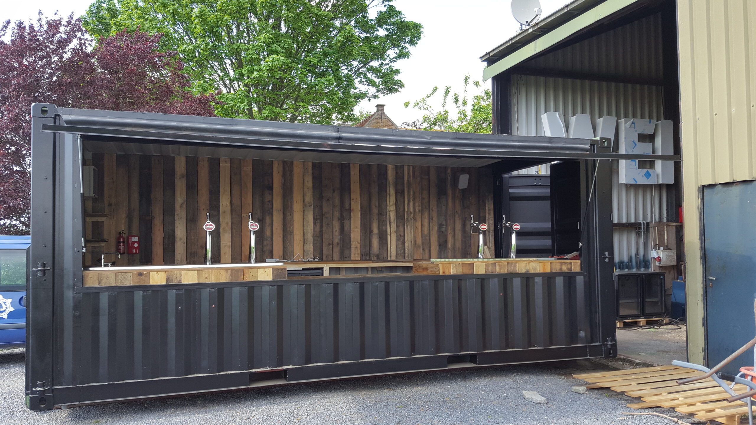 Bar in a Box – "openklappen, pinten tappen"